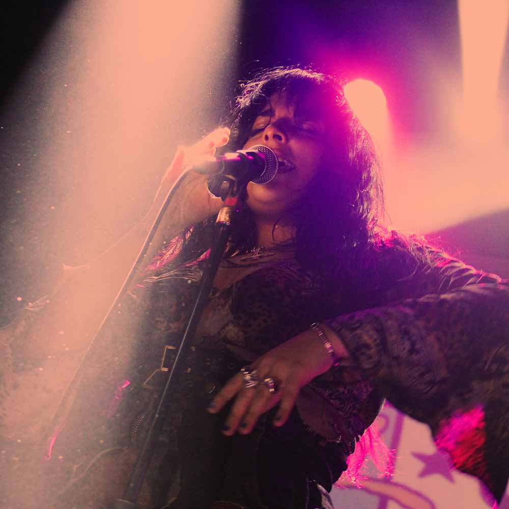 Girl Ultra nos dio un show lleno de R&B y desahogo emocional | LINNE